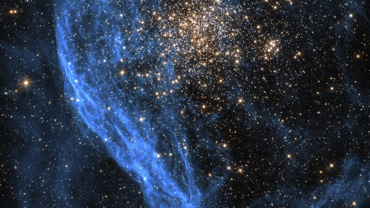 «Хаббл» показав два різні погляди на одне унікальне зоряне скупчення ...